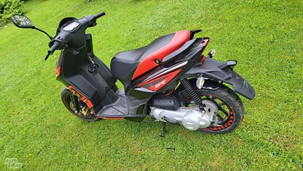 Black Aprilia SR 2019 in Kaunas, with an engine capacity of 0.05 L and mileage of 14 thousand km for 1750 €, photo 4 on AUTOMOTO.COM.LV
