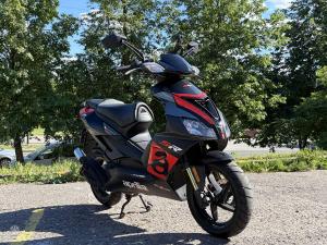 Черный Априлия SR 2019 в Вильнюс, объемом двигателя 49.00 л и пробегом 28 тыс. км за 1500 €, фото  на AUTOMOTO.COM.LV