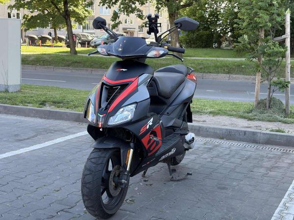 Черный Априлия SR 2019 в Вильнюс, объемом двигателя 49.00 л и пробегом 28 тыс. км за 1500 €, фото 10 на AUTOMOTO.COM.LV
