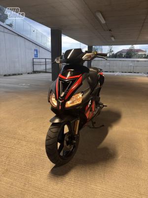 Melns Aprilia SR 2019 Viļņa, ar dzinēja tilpumu 0.05 L un nobraukumu 11 tūkst. km par 1800 €, foto  vietnē AUTOMOTO.COM.LV