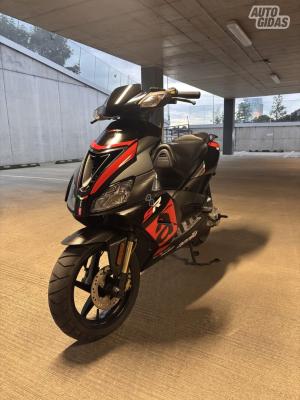 Melns Aprilia SR 2019 Viļņa, ar dzinēja tilpumu 0.05 L un nobraukumu 11 tūkst. km par 1800 €, foto 3 vietnē AUTOMOTO.COM.LV