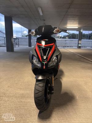 Melns Aprilia SR 2019 Viļņa, ar dzinēja tilpumu 0.05 L un nobraukumu 11 tūkst. km par 1800 €, foto 4 vietnē AUTOMOTO.COM.LV