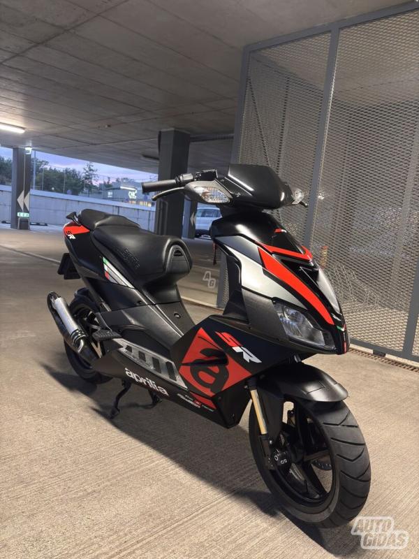Melns Aprilia SR 2019 Viļņa, ar dzinēja tilpumu 0.05 L un nobraukumu 11 tūkst. km par 1800 €, foto 4 vietnē AUTOMOTO.COM.LV