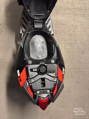 Melns Aprilia SR 2019 Viļņa, ar dzinēja tilpumu 0.05 L un nobraukumu 11 tūkst. km par 1800 €, foto 8 vietnē AUTOMOTO.COM.LV