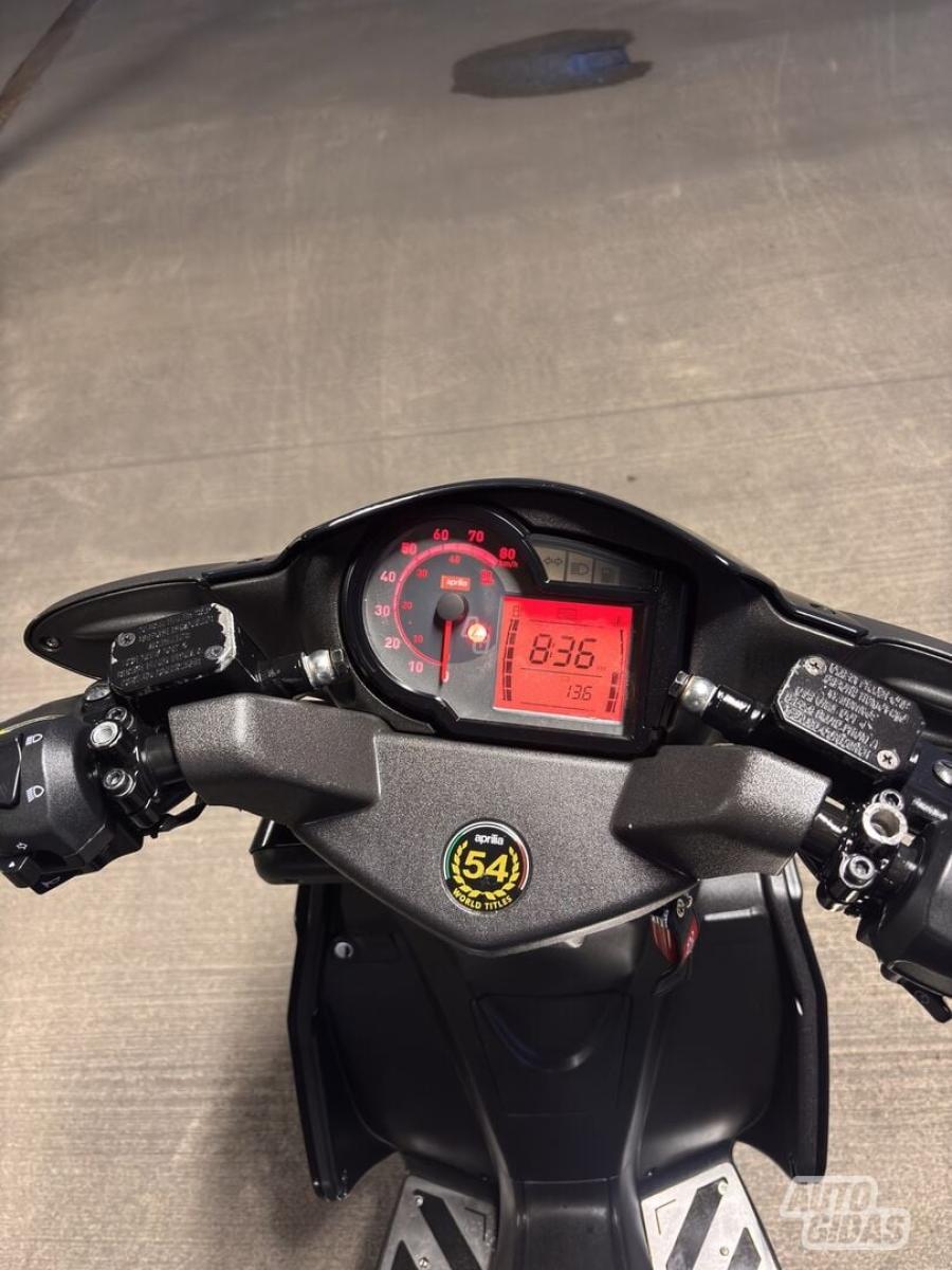 Melns Aprilia SR 2019 Viļņa, ar dzinēja tilpumu 0.05 L un nobraukumu 11 tūkst. km par 1800 €, foto 11 vietnē AUTOMOTO.COM.LV