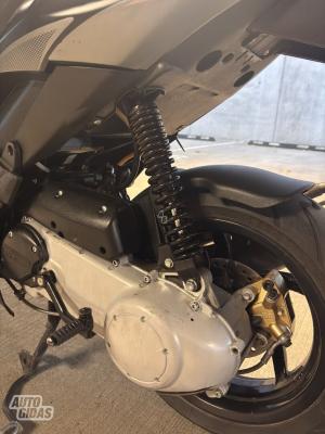 Melns Aprilia SR 2019 Viļņa, ar dzinēja tilpumu 0.05 L un nobraukumu 11 tūkst. km par 1800 €, foto 12 vietnē AUTOMOTO.COM.LV