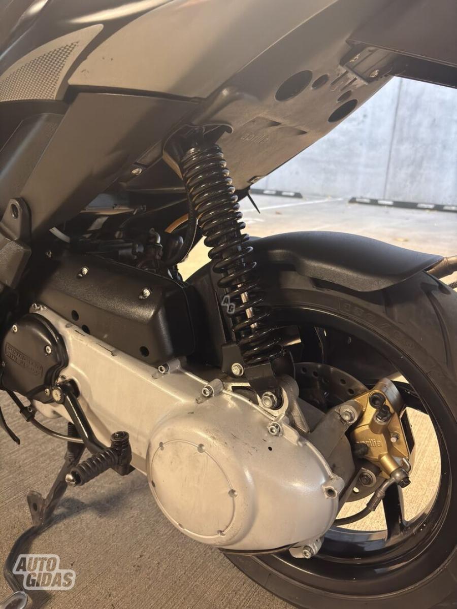 Melns Aprilia SR 2019 Viļņa, ar dzinēja tilpumu 0.05 L un nobraukumu 11 tūkst. km par 1800 €, foto 12 vietnē AUTOMOTO.COM.LV