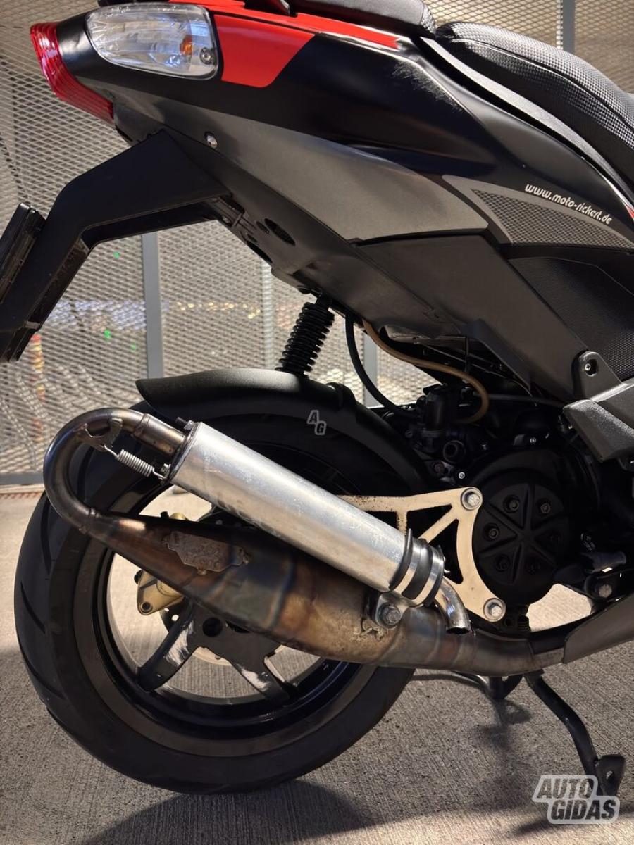 Melns Aprilia SR 2019 Viļņa, ar dzinēja tilpumu 0.05 L un nobraukumu 11 tūkst. km par 1800 €, foto 13 vietnē AUTOMOTO.COM.LV