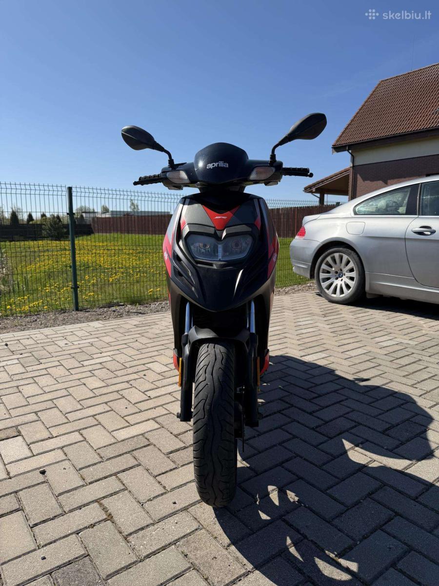 Черный Априлия SR 2019 в Клайпеда, объемом двигателя 49.00 л и пробегом 17 тыс. км за 1850 €, фото 3 на AUTOMOTO.COM.LV