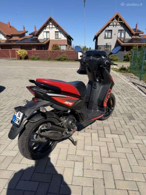 Черный Априлия SR 2019 в Клайпеда, объемом двигателя 49.00 л и пробегом 17 тыс. км за 1850 €, фото 5 на AUTOMOTO.COM.LV
