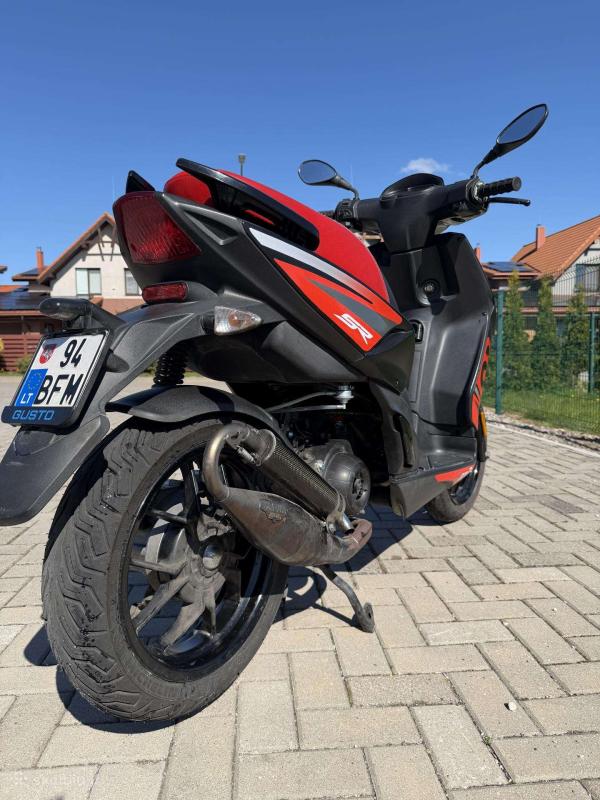 Черный Априлия SR 2019 в Клайпеда, объемом двигателя 49.00 л и пробегом 17 тыс. км за 1850 €, фото 6 на AUTOMOTO.COM.LV