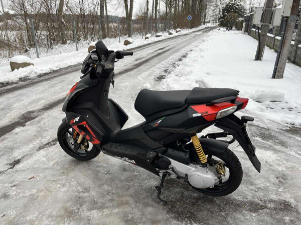 Black Aprilia SR 2020 in Kaunas, with an engine capacity of 49.00 L and mileage of 1 thousand km for 2470 €, photo 2 on AUTOMOTO.COM.LV