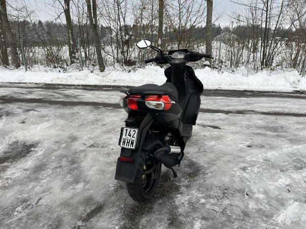 Black Aprilia SR 2020 in Kaunas, with an engine capacity of 49.00 L and mileage of 1 thousand km for 2470 €, photo 7 on AUTOMOTO.COM.LV