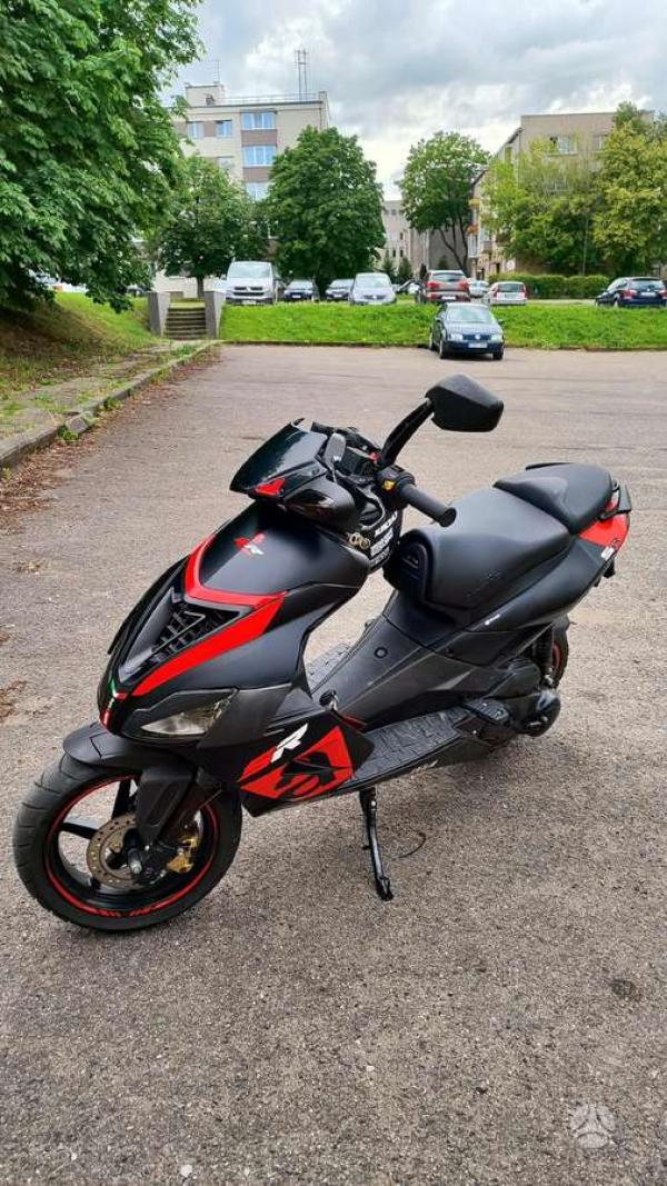 Black Aprilia SR 2020 in Panevezys, with an engine capacity of 50.00 L and mileage of 13 thousand km for 2200 €, photo 3 on AUTOMOTO.COM.LV