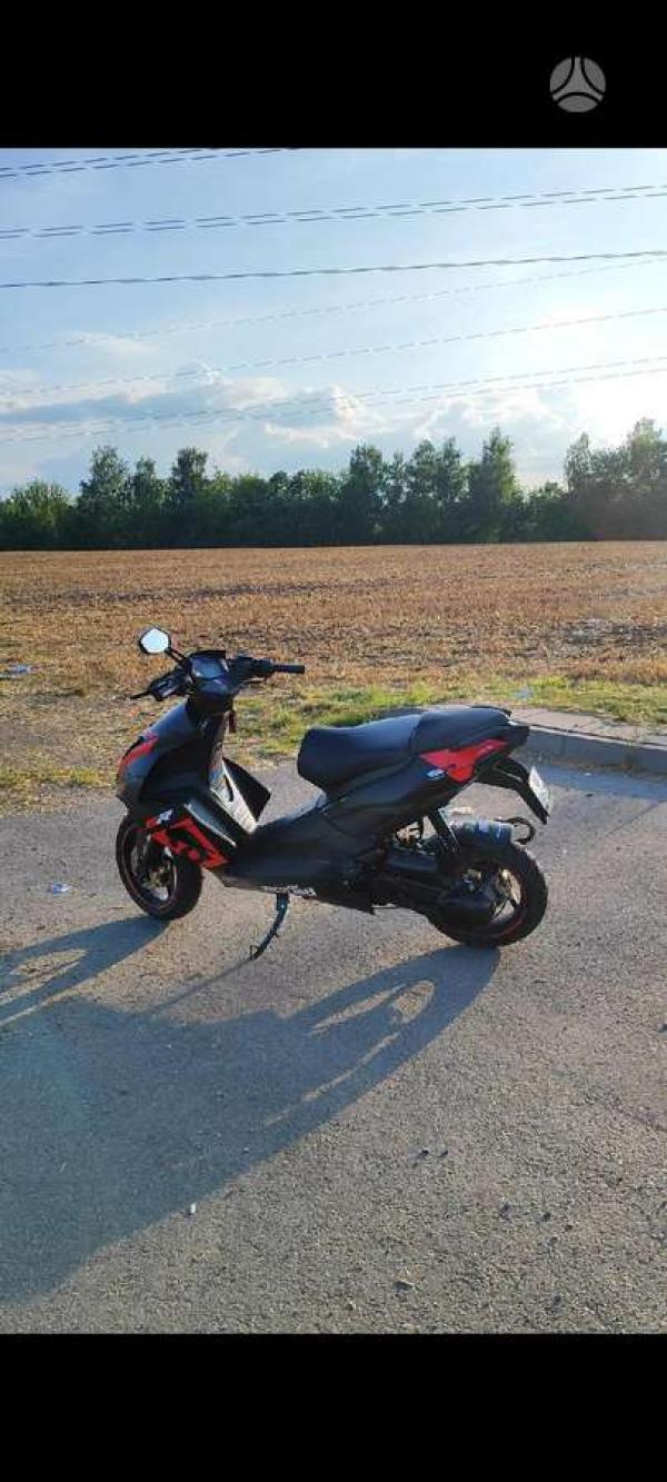 Black Aprilia SR 2020 in Panevezys, with an engine capacity of 50.00 L and mileage of 13 thousand km for 2200 €, photo 4 on AUTOMOTO.COM.LV