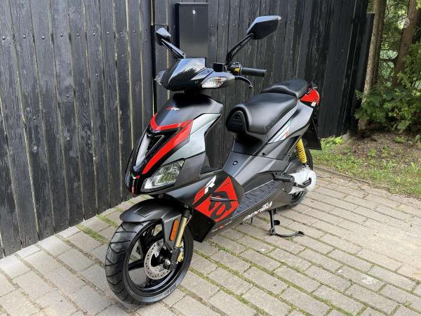 Black Aprilia SR 2020 in Prienai, with an engine capacity of 49.00 L and mileage of 11 thousand km for 2350 €, photo 1 on AUTOMOTO.COM.LV