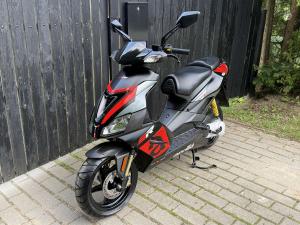 Melns Aprilia SR 2020 Prienai, ar dzinēja tilpumu 49.00 L un nobraukumu 11 tūkst. km par 2350 €, foto  vietnē AUTOMOTO.COM.LV