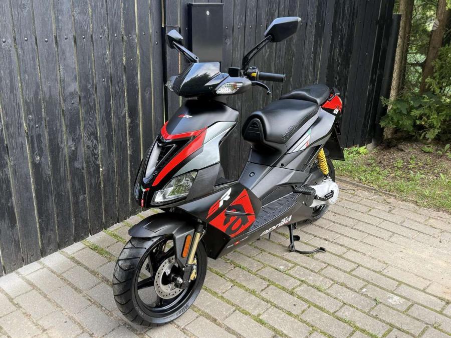 Melns Aprilia SR 2020 Prienai, ar dzinēja tilpumu 49.00 L un nobraukumu 11 tūkst. km par 2350 €, foto 1 vietnē AUTOMOTO.COM.LV