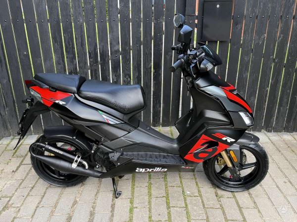 Black Aprilia SR 2020 in Prienai, with an engine capacity of 49.00 L and mileage of 11 thousand km for 2350 €, photo 3 on AUTOMOTO.COM.LV