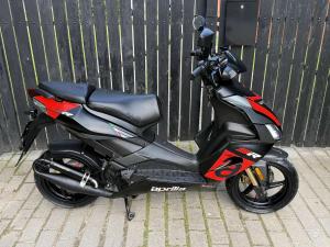 Melns Aprilia SR 2020 Prienai, ar dzinēja tilpumu 49.00 L un nobraukumu 11 tūkst. km par 2350 €, foto 4 vietnē AUTOMOTO.COM.LV