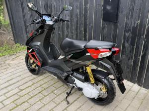 Melns Aprilia SR 2020 Prienai, ar dzinēja tilpumu 49.00 L un nobraukumu 11 tūkst. km par 2350 €, foto 7 vietnē AUTOMOTO.COM.LV