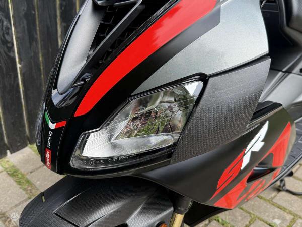 Black Aprilia SR 2020 in Prienai, with an engine capacity of 49.00 L and mileage of 11 thousand km for 2350 €, photo 9 on AUTOMOTO.COM.LV