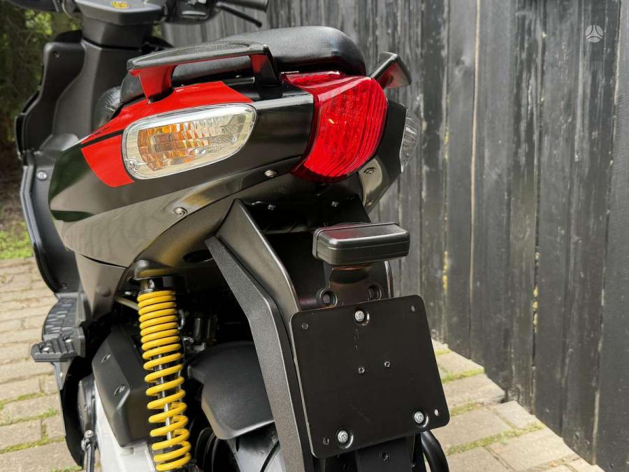Melns Aprilia SR 2020 Prienai, ar dzinēja tilpumu 49.00 L un nobraukumu 11 tūkst. km par 2350 €, foto 11 vietnē AUTOMOTO.COM.LV