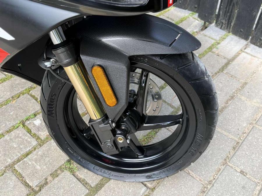 Melns Aprilia SR 2020 Prienai, ar dzinēja tilpumu 49.00 L un nobraukumu 11 tūkst. km par 2350 €, foto 23 vietnē AUTOMOTO.COM.LV