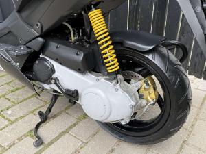 Melns Aprilia SR 2020 Prienai, ar dzinēja tilpumu 49.00 L un nobraukumu 11 tūkst. km par 2350 €, foto 31 vietnē AUTOMOTO.COM.LV