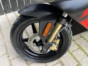 Melns Aprilia SR 2020 Prienai, ar dzinēja tilpumu 49.00 L un nobraukumu 11 tūkst. km par 2350 €, foto 32 vietnē AUTOMOTO.COM.LV