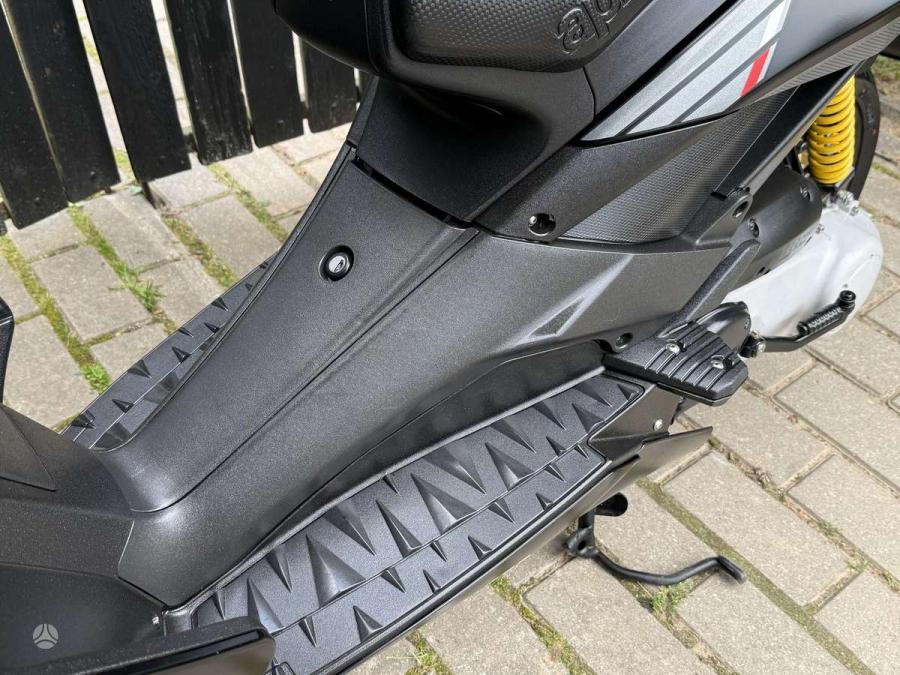 Melns Aprilia SR 2020 Prienai, ar dzinēja tilpumu 49.00 L un nobraukumu 11 tūkst. km par 2350 €, foto 35 vietnē AUTOMOTO.COM.LV