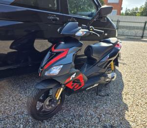 Melns Aprilia SR 2020 Pasvalys, ar dzinēja tilpumu 0.05 L un nobraukumu 0 tūkst. km par 1549 €, foto  vietnē AUTOMOTO.COM.LV