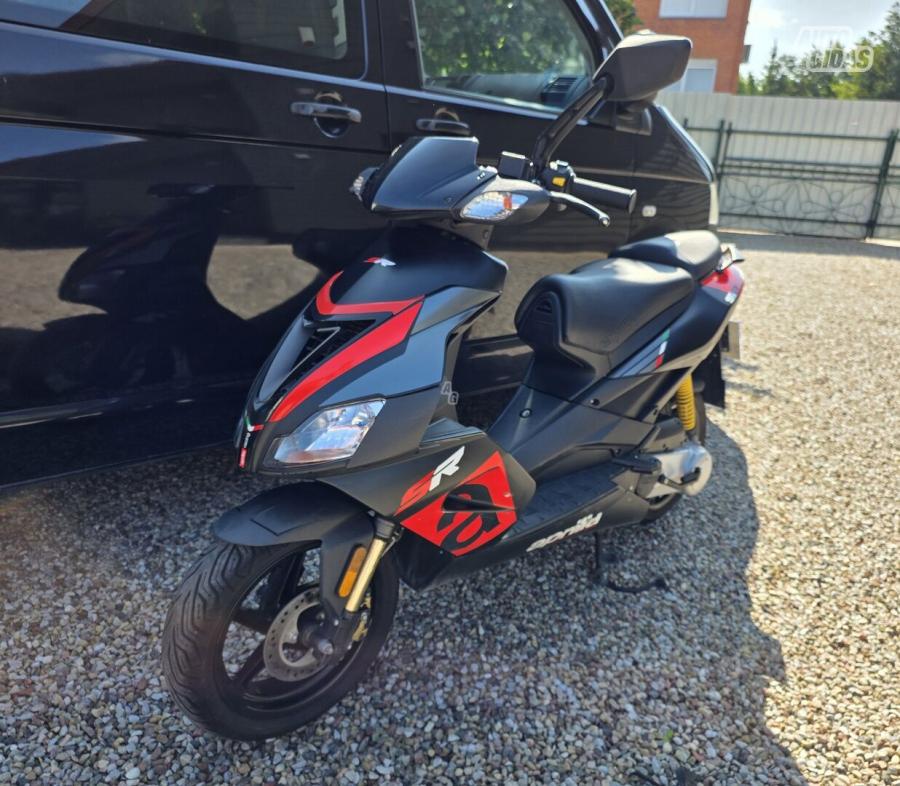 Black Aprilia SR 2020 in Pasvalys, with an engine capacity of 0.05 L and mileage of 0 thousand km for 1549 €, photo 1 on AUTOMOTO.COM.LV