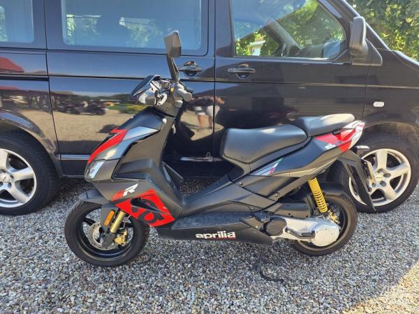 Melns Aprilia SR 2020 Pasvalys, ar dzinēja tilpumu 0.05 L un nobraukumu 0 tūkst. km par 1599 €, foto 2 vietnē AUTOMOTO.COM.LV