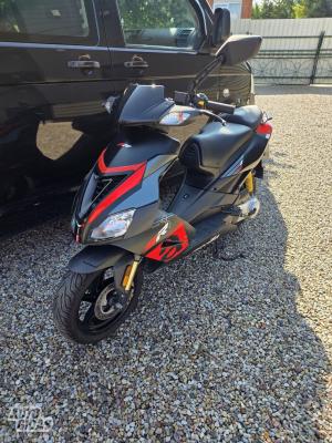 Black Aprilia SR 2020 in Pasvalys, with an engine capacity of 0.05 L and mileage of 0 thousand km for 1549 €, photo 4 on AUTOMOTO.COM.LV