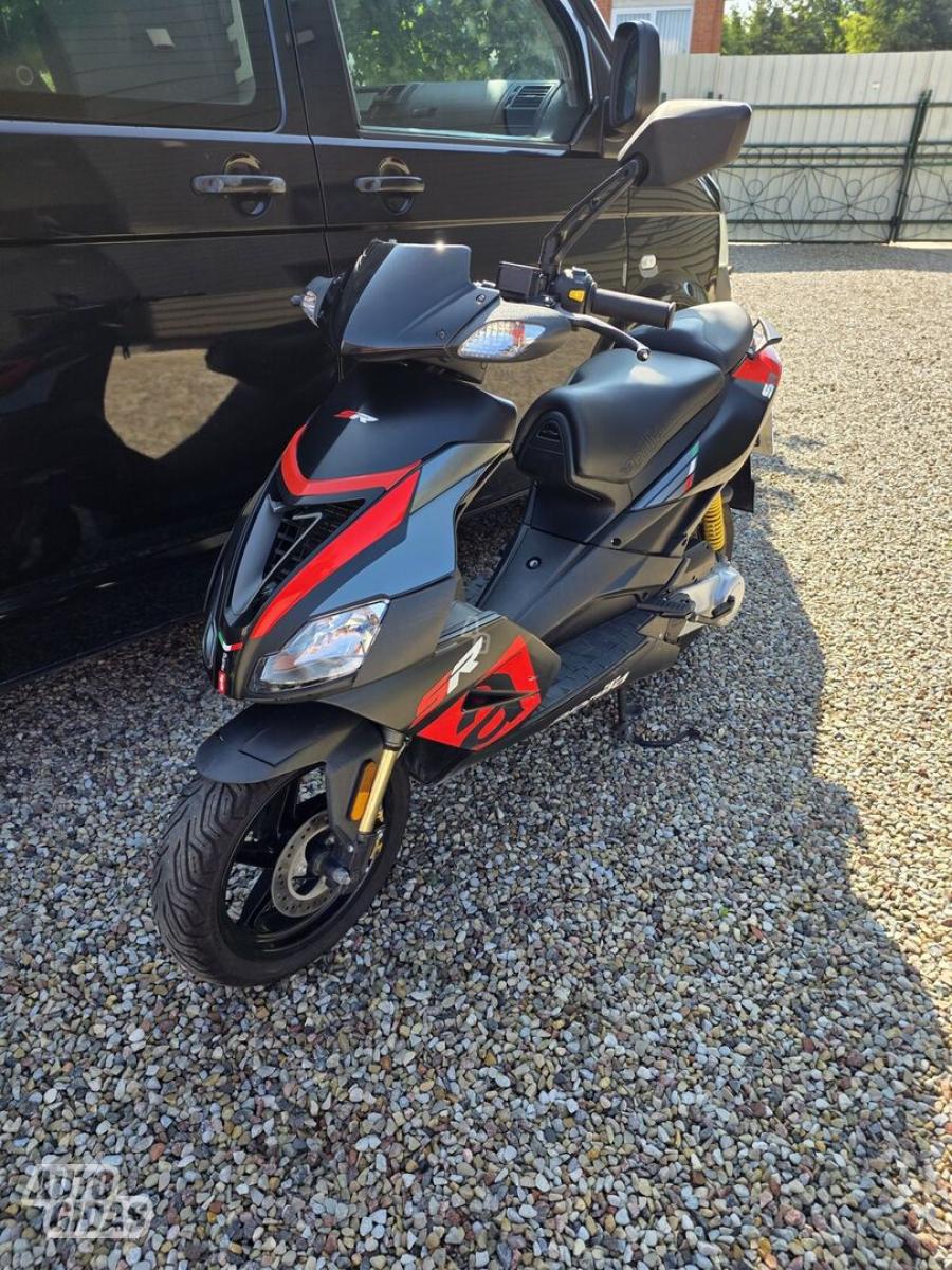 Black Aprilia SR 2020 in Pasvalys, with an engine capacity of 0.05 L and mileage of 0 thousand km for 1549 €, photo 4 on AUTOMOTO.COM.LV