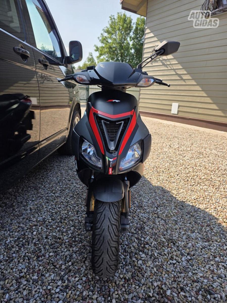 Black Aprilia SR 2020 in Pasvalys, with an engine capacity of 0.05 L and mileage of 0 thousand km for 1549 €, photo 5 on AUTOMOTO.COM.LV