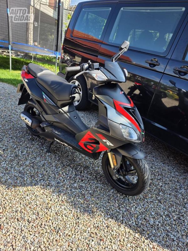Melns Aprilia SR 2020 Pasvalys, ar dzinēja tilpumu 0.05 L un nobraukumu 0 tūkst. km par 1599 €, foto 5 vietnē AUTOMOTO.COM.LV