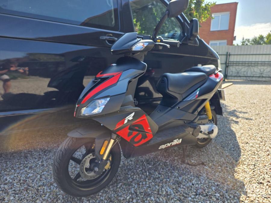 Black Aprilia SR 2020 in Pasvalys, with an engine capacity of 0.05 L and mileage of 0 thousand km for 1549 €, photo 7 on AUTOMOTO.COM.LV