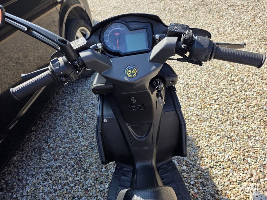 Black Aprilia SR 2020 in Pasvalys, with an engine capacity of 0.05 L and mileage of 0 thousand km for 1549 €, photo 12 on AUTOMOTO.COM.LV