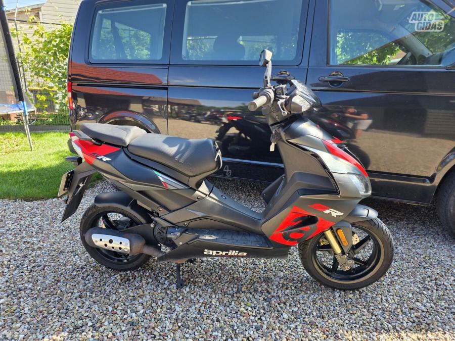 Black Aprilia SR 2020 in Pasvalys, with an engine capacity of 0.05 L and mileage of 0 thousand km for 1549 €, photo 13 on AUTOMOTO.COM.LV