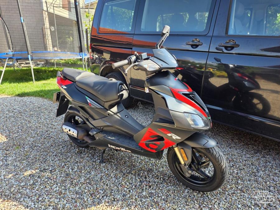 Black Aprilia SR 2020 in Pasvalys, with an engine capacity of 0.05 L and mileage of 0 thousand km for 1549 €, photo 15 on AUTOMOTO.COM.LV