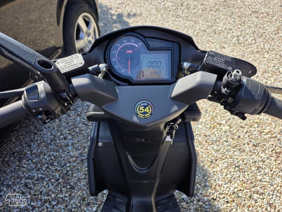 Black Aprilia SR 2020 in Pasvalys, with an engine capacity of 0.05 L and mileage of 0 thousand km for 1549 €, photo 18 on AUTOMOTO.COM.LV