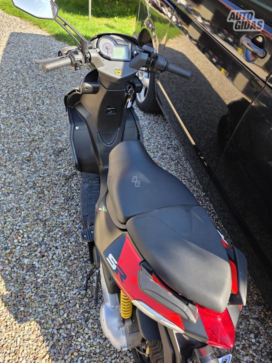 Black Aprilia SR 2020 in Pasvalys, with an engine capacity of 0.05 L and mileage of 0 thousand km for 1549 €, photo 23 on AUTOMOTO.COM.LV