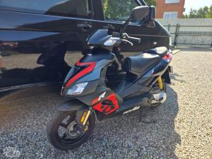Black Aprilia SR 2020 in Pasvalys, with an engine capacity of 0.05 L and mileage of 0 thousand km for 1549 €, photo 25 on AUTOMOTO.COM.LV