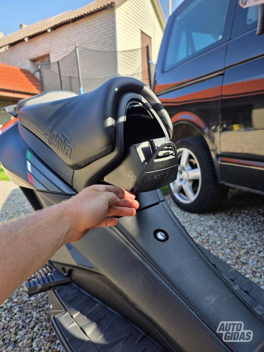 Black Aprilia SR 2020 in Pasvalys, with an engine capacity of 0.05 L and mileage of 0 thousand km for 1549 €, photo 27 on AUTOMOTO.COM.LV
