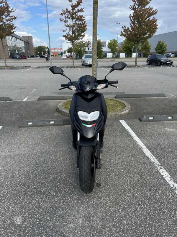 Black Aprilia SR 2020 in Klaipeda, with an engine capacity of 49.00 L and mileage of 21 thousand km for 1400 €, photo 1 on AUTOMOTO.COM.LV