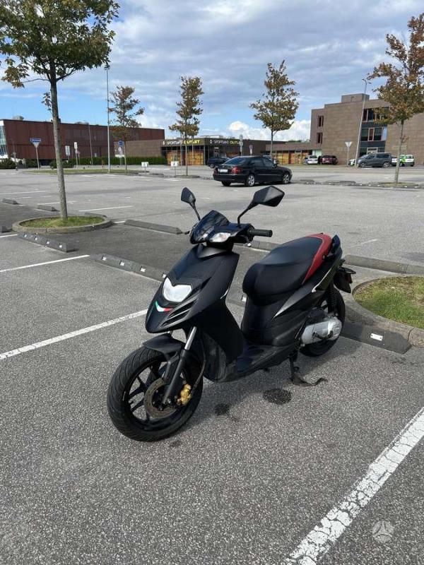 Black Aprilia SR 2020 in Klaipeda, with an engine capacity of 49.00 L and mileage of 21 thousand km for 1400 €, photo 3 on AUTOMOTO.COM.LV