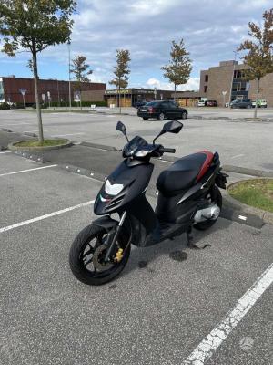 Black Aprilia SR 2020 in Klaipeda, with an engine capacity of 49.00 L and mileage of 21 thousand km for 1400 €, photo 3 on AUTOMOTO.COM.LV