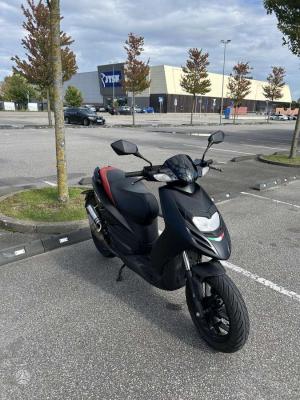 Black Aprilia SR 2020 in Klaipeda, with an engine capacity of 49.00 L and mileage of 21 thousand km for 1400 €, photo 4 on AUTOMOTO.COM.LV